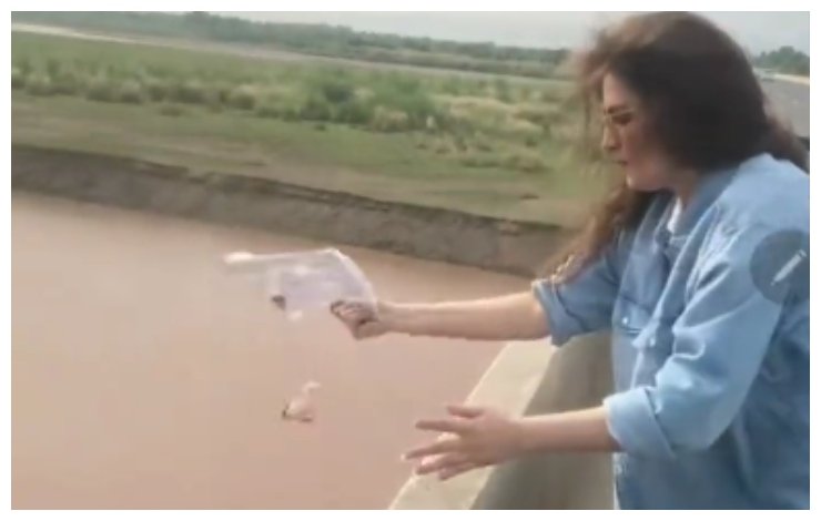 Resham faces backlash after feeding fishes with plastic bags